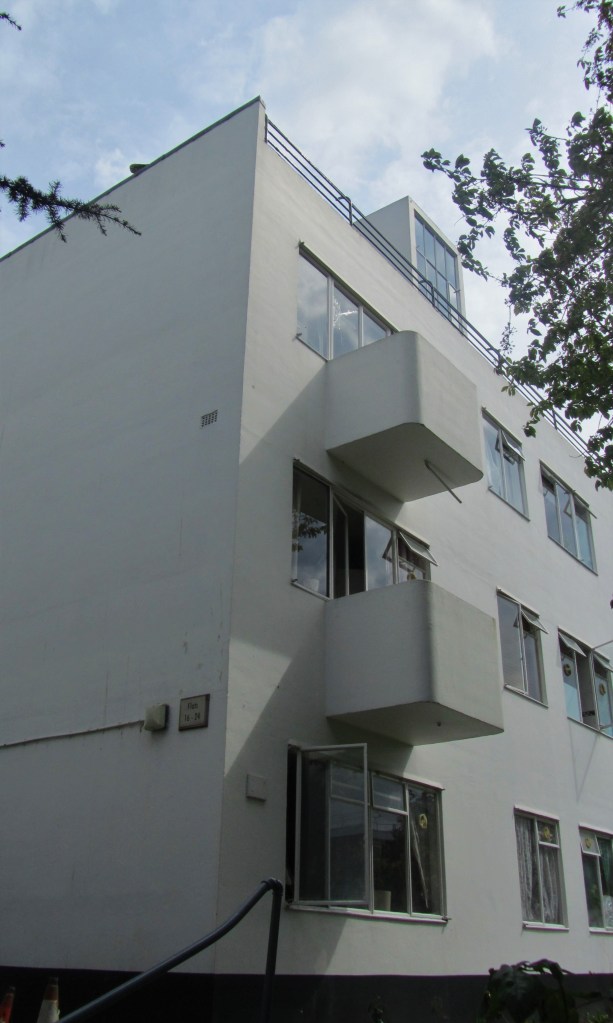 Pullman Court, Streatham, London (1936) – M O D E R N I S T TOURISTS